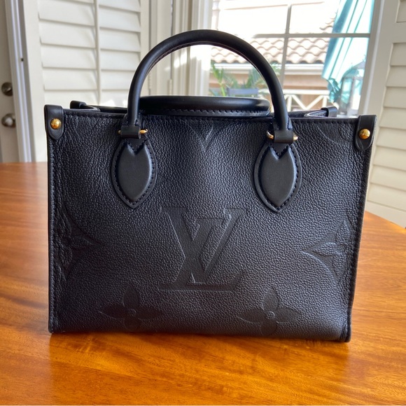 Louis Vuitton | Bags | Like New Louis Vuitton Black Onthego Mm Purse ...